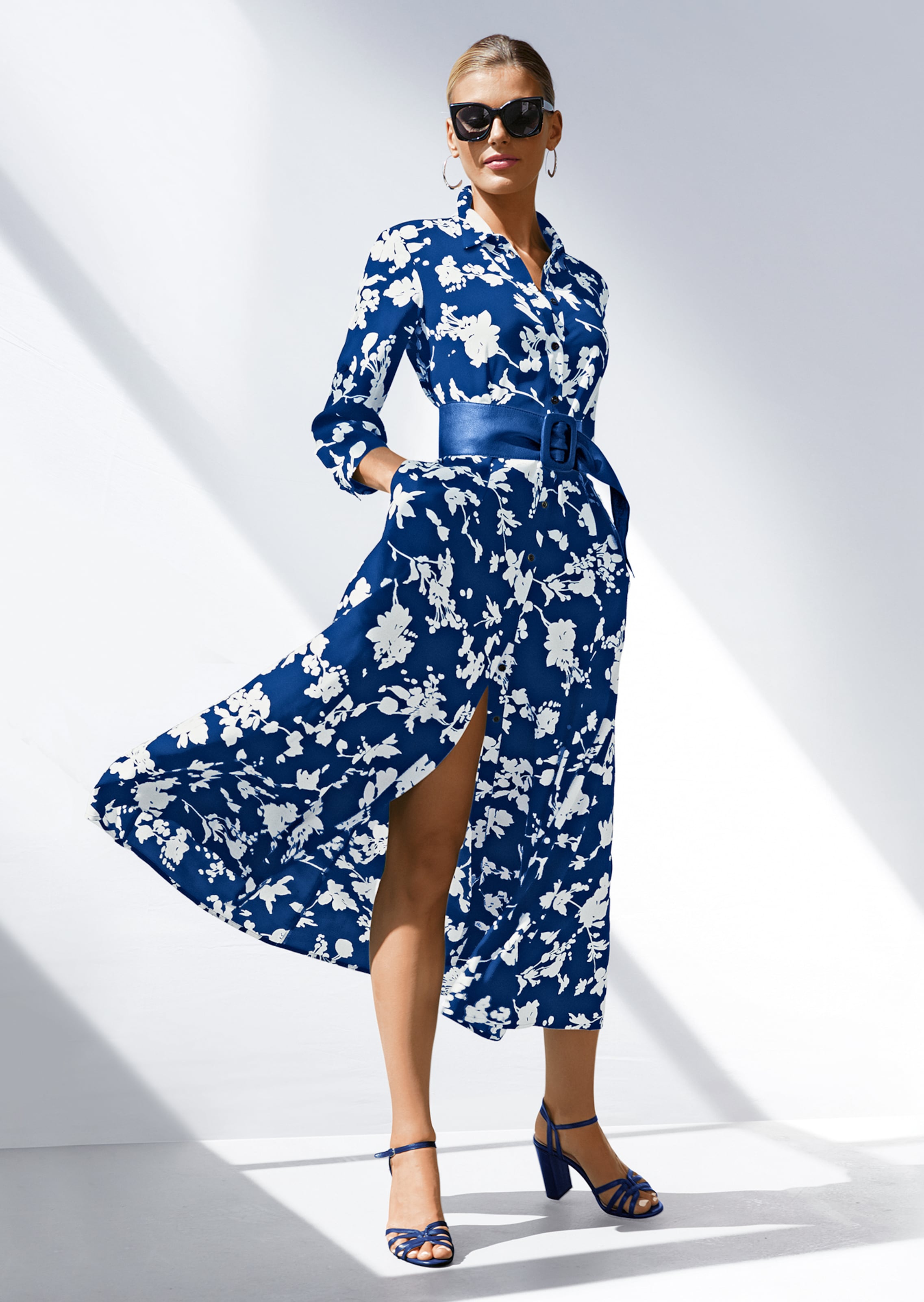 Dress in royal blue / white | MADELEINE Fashion
