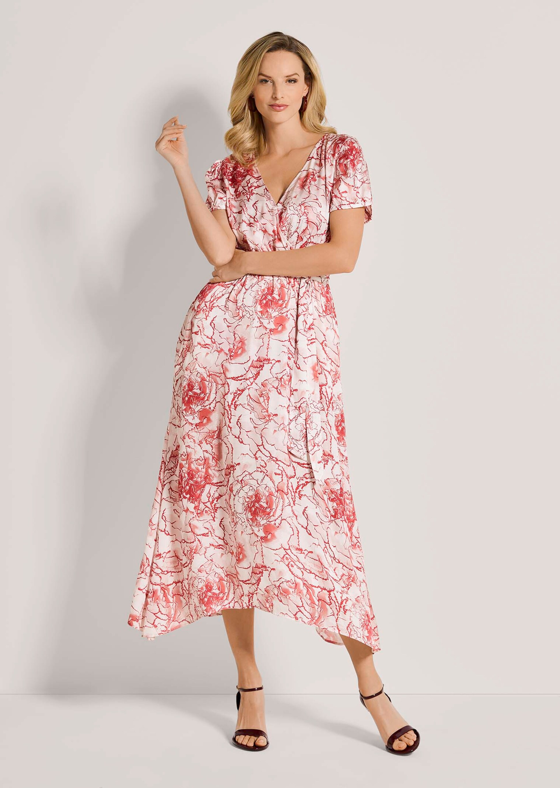 Bedrucktes Kleid in Wickel-Optik in weiß / blassrosa / rosenholz ...