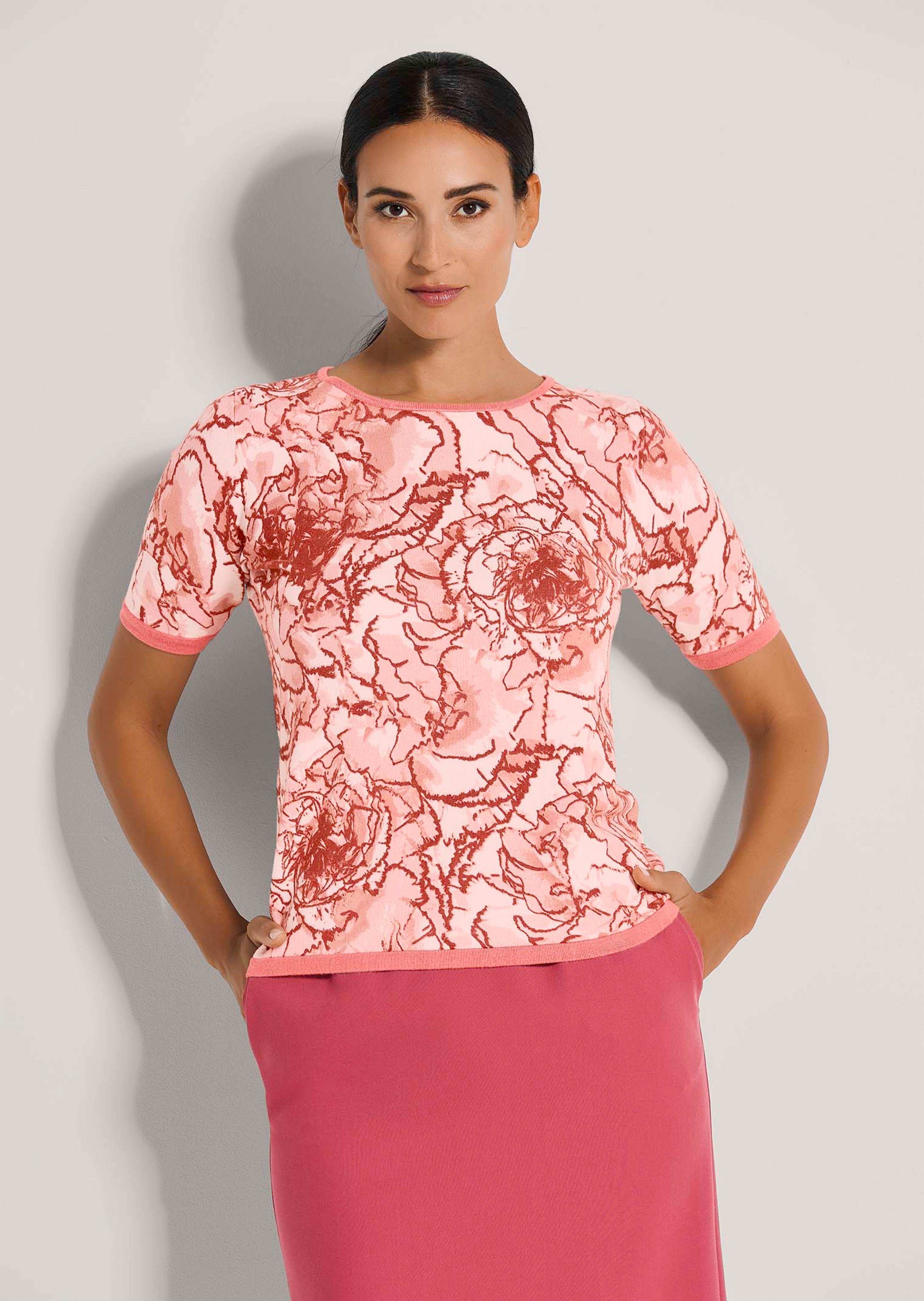 Kurzarm-Pullover mit Allover-Print in weiß / blassrosa / rosenholz ...