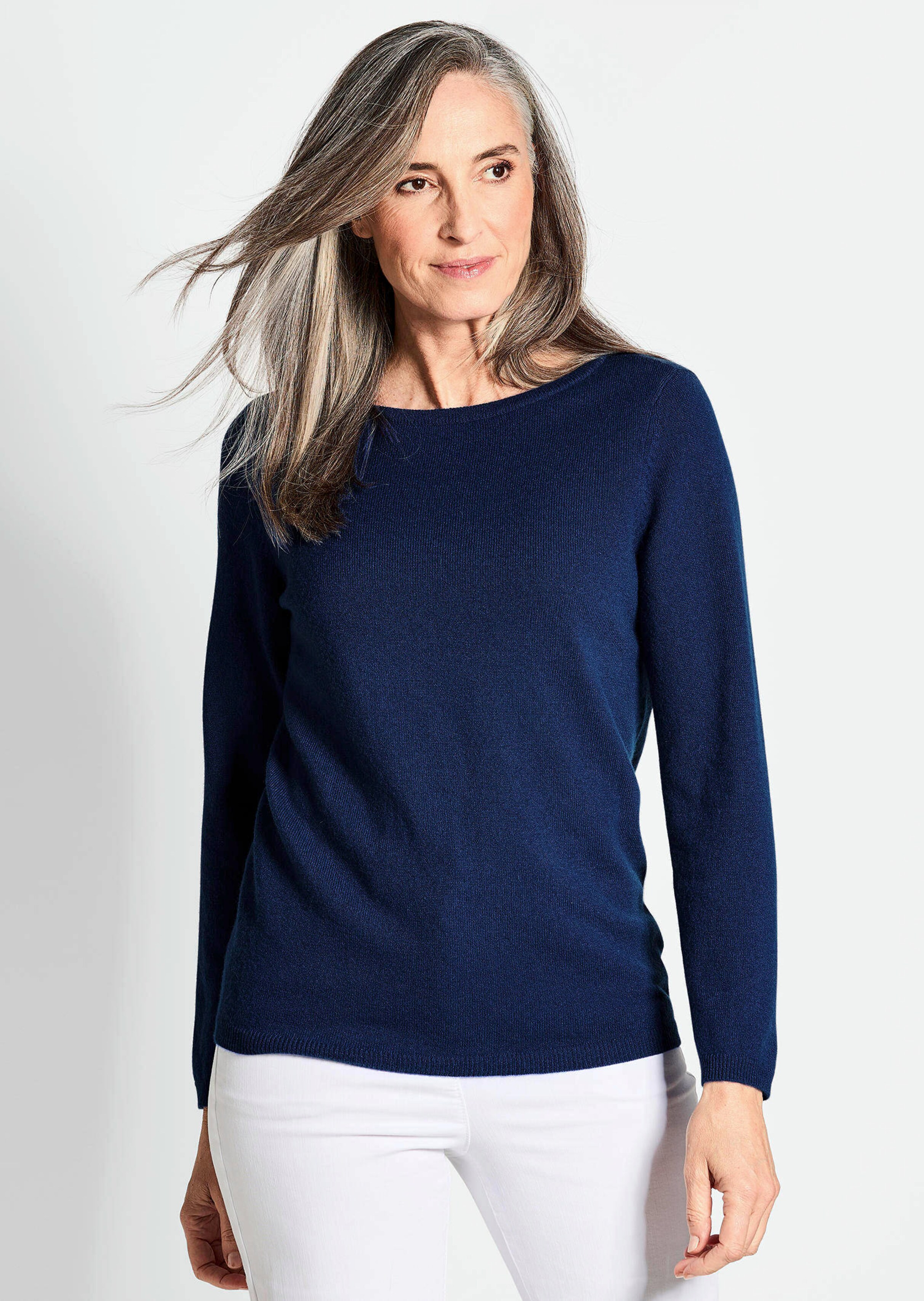 Pull à encolure bateau en cachemire sur bleu roi | atelier GOLDNER