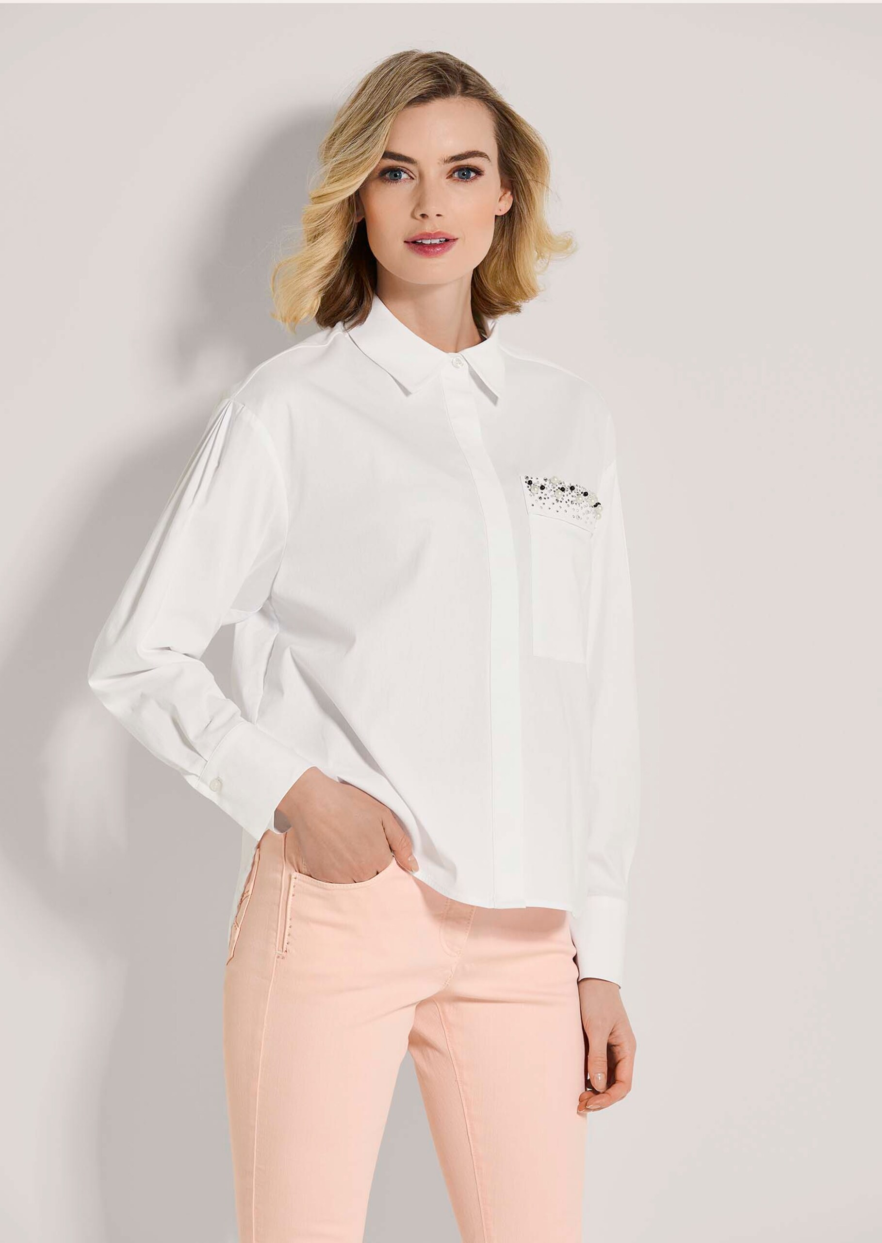 Bluse mit Glanz-Akzent in weiß | MADELEINE Mode