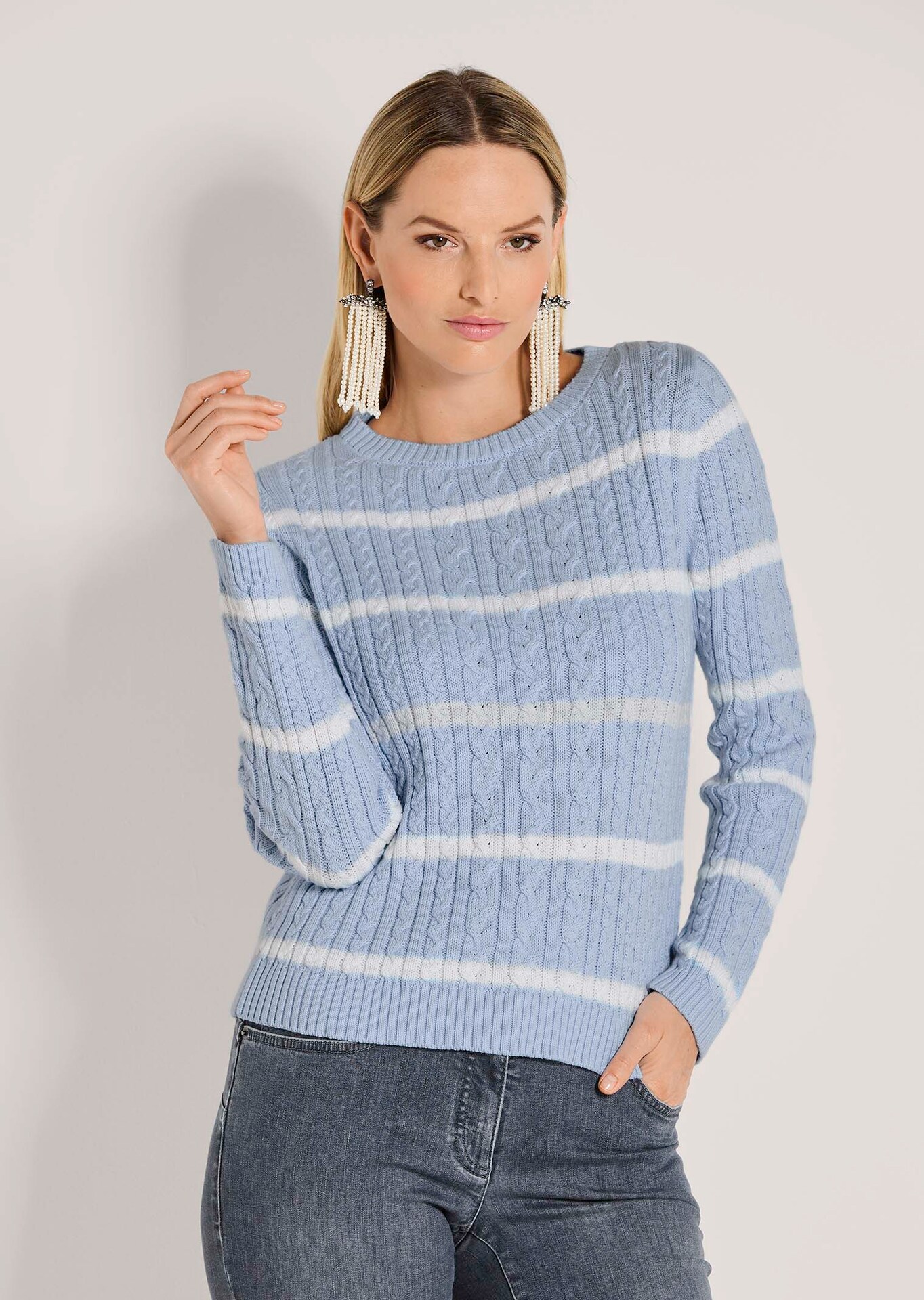 Strickpullover mit Zopfmuster in bleu / wollweiß | MADELEINE Mode