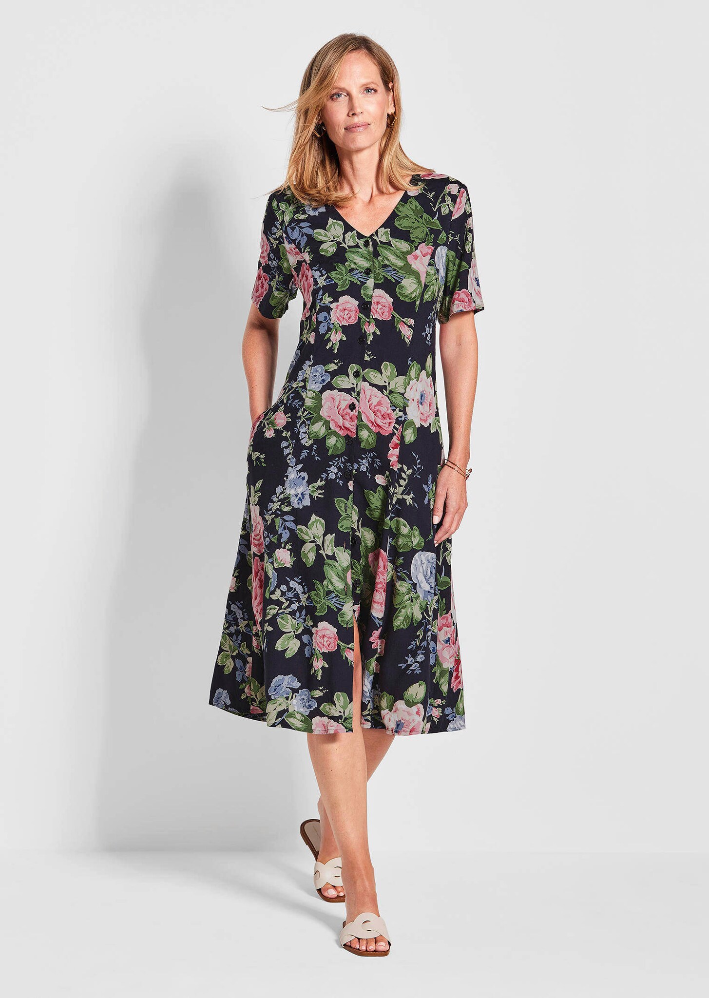 Romantisches Kleid mit floralem Alloverdruck in marine / gemustert ...