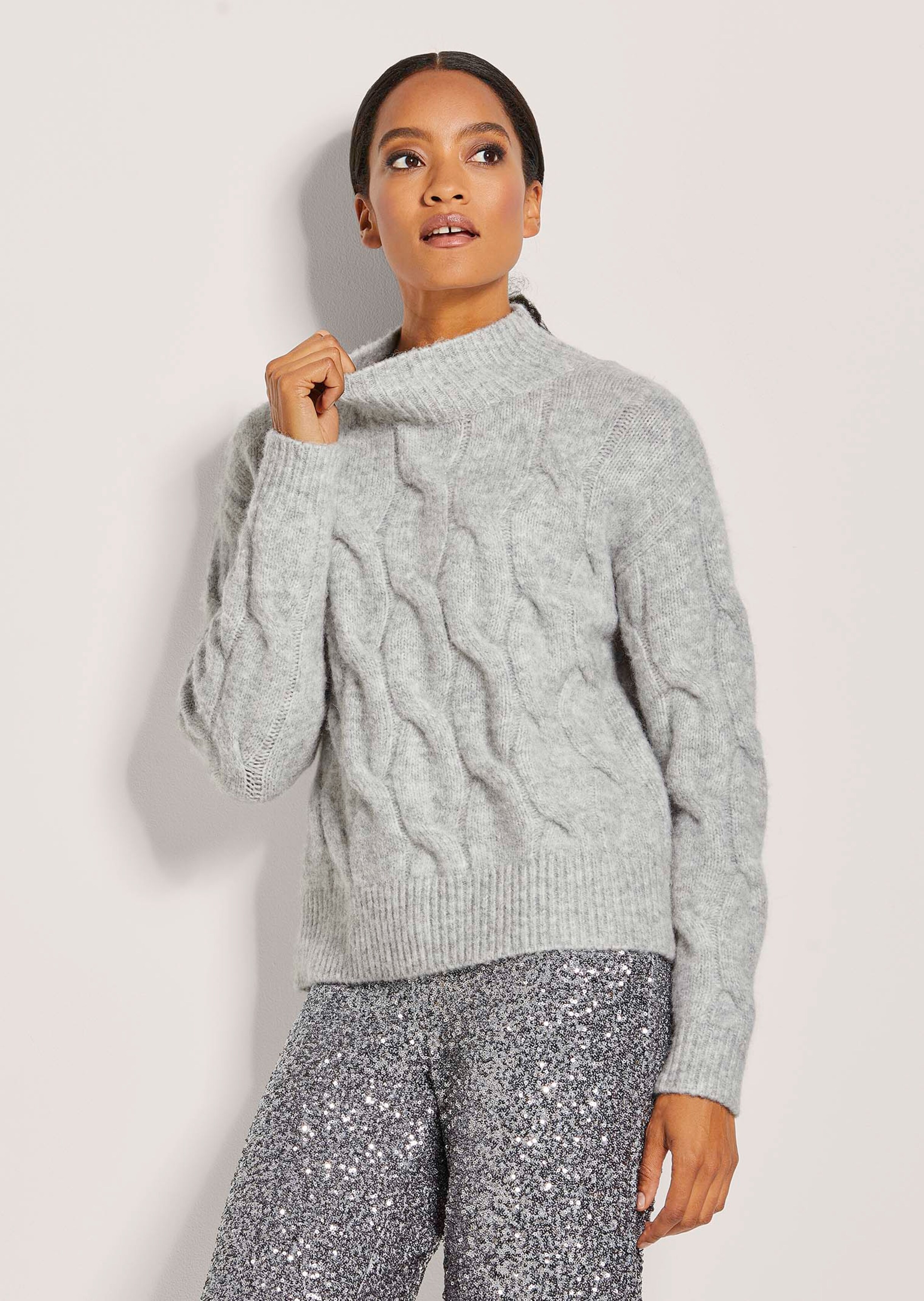 Pullover mit Zopfmuster in silbergrau / wollweiß / melange | MADELEINE Mode