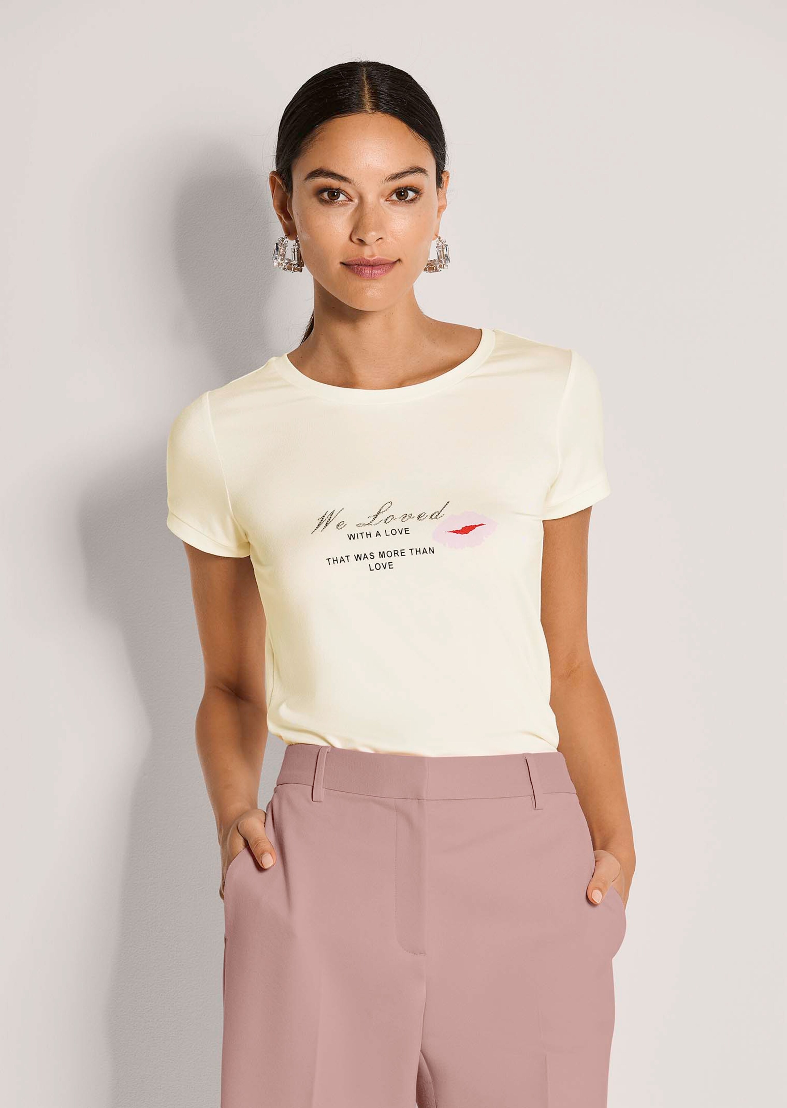 T-shirt avec inscription imprimée sur rouge rubis / rose pastel / blanc ...
