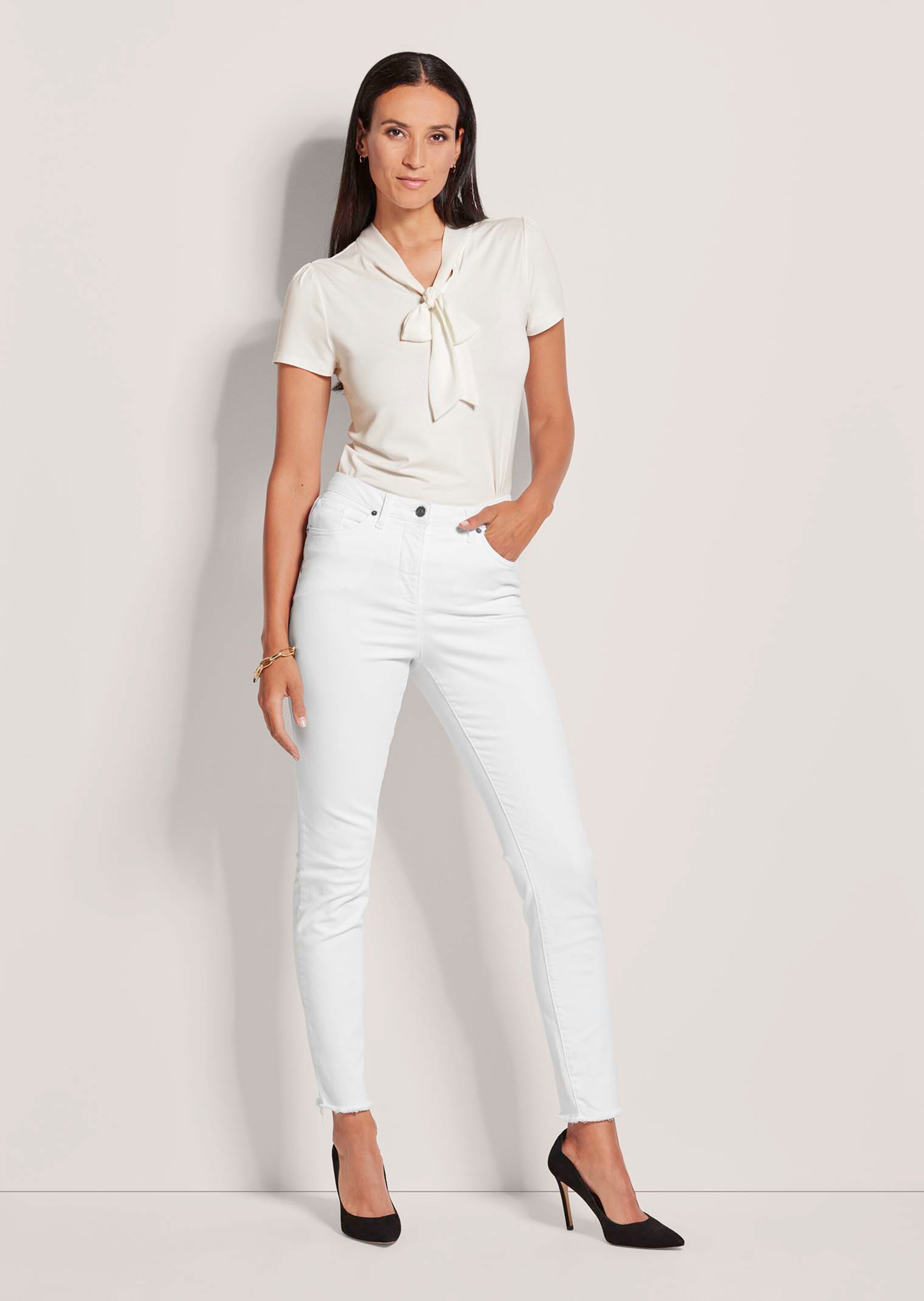 M-jeans with logo decoration in natural white | MADELEINE Fashion