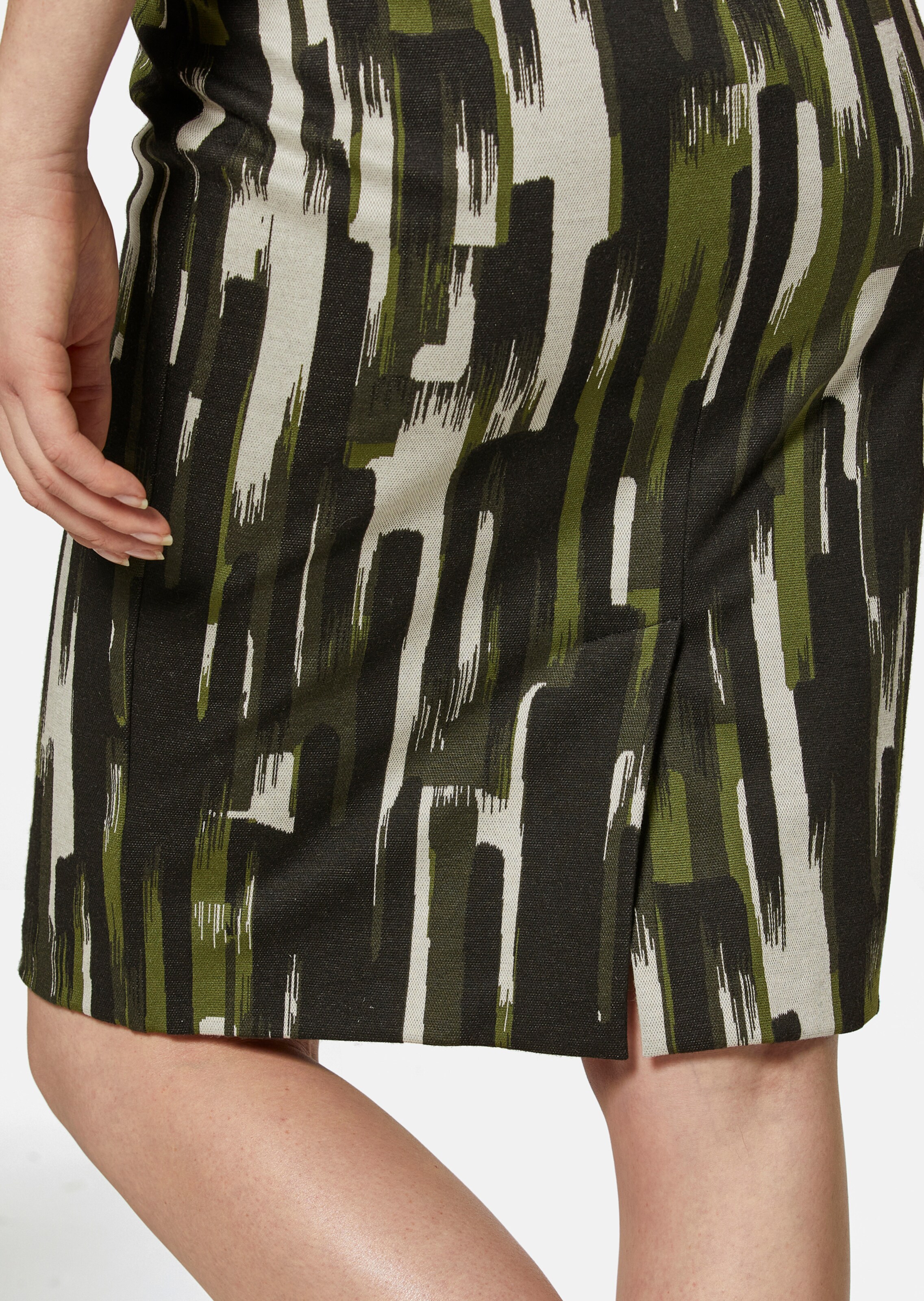 Enger Rock mit Muster in dunkelolivgrün / kitt | MADELEINE Mode