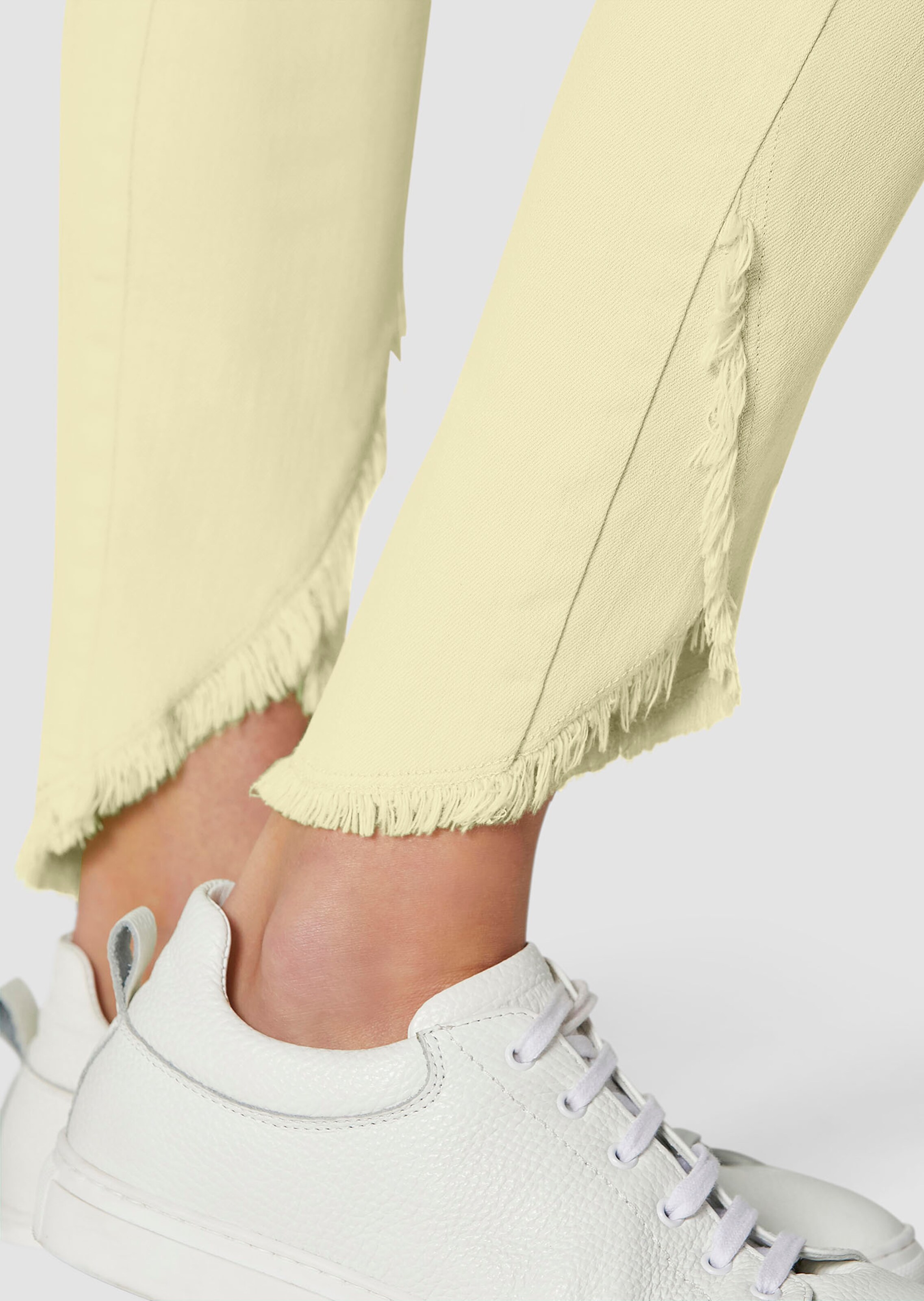 Schlanke Jeans mit Fransensaum in buttergelb