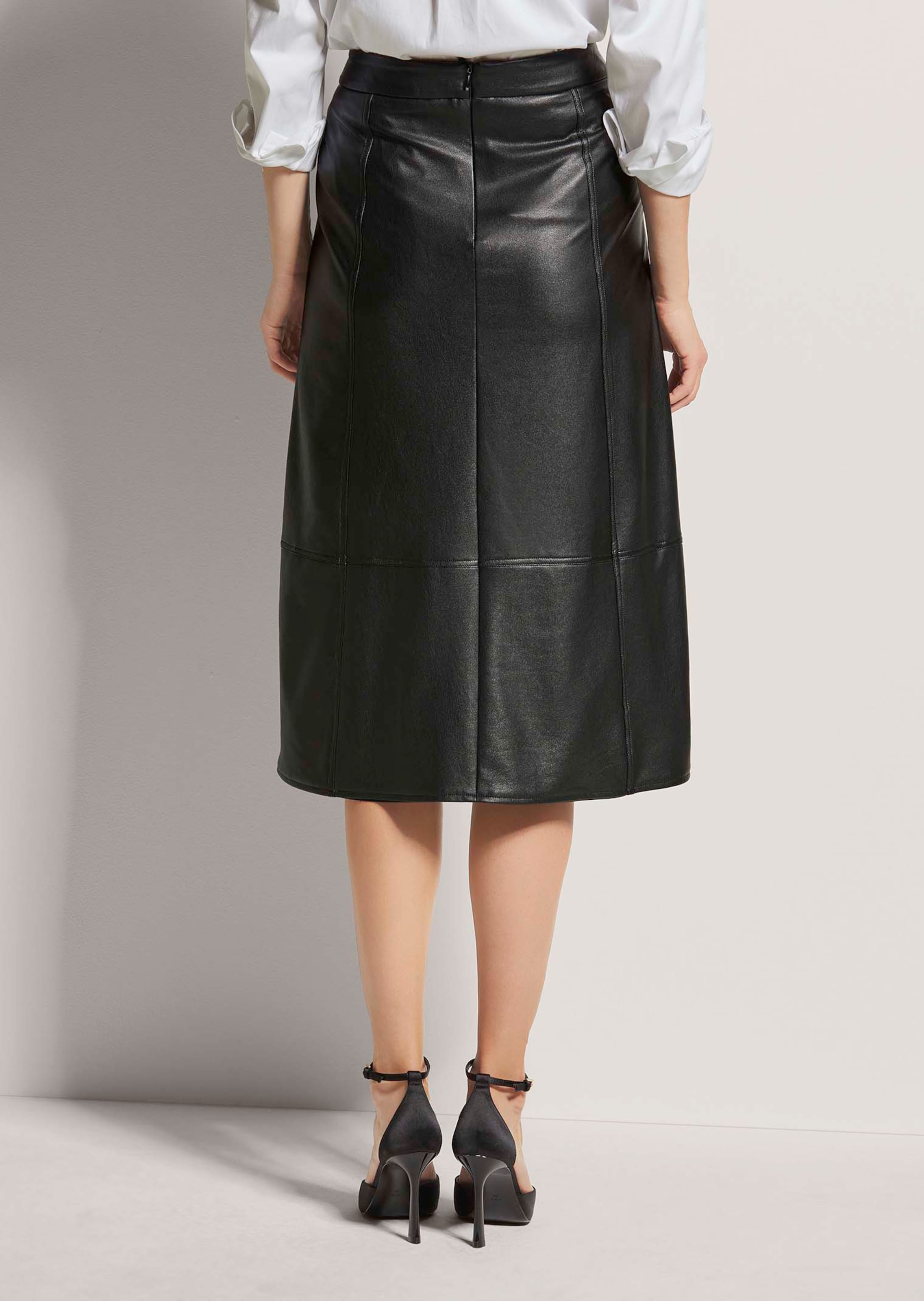 Schwungvoller Rock im Leder-Look in schwarz | MADELEINE Mode