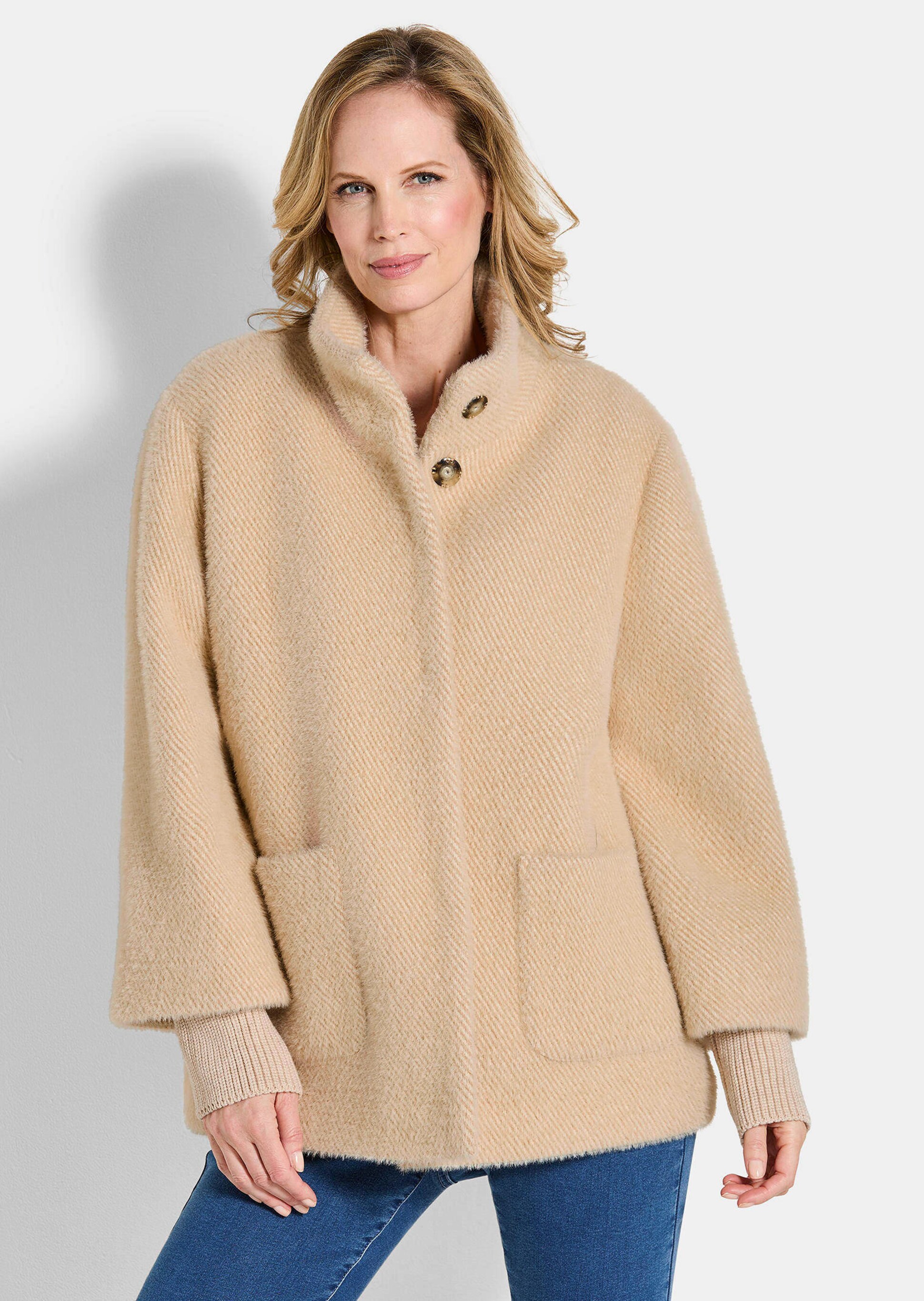 Modieus jack met gebreide manchetten in camel | GOLDNER