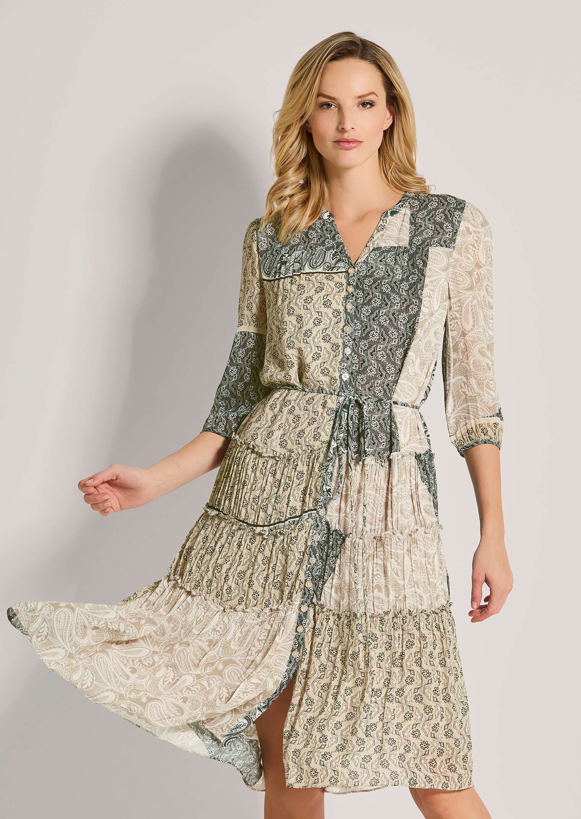 Kragenloses Sommerkleid, durchgehend geknöpft in perlweiß / schwarz ...