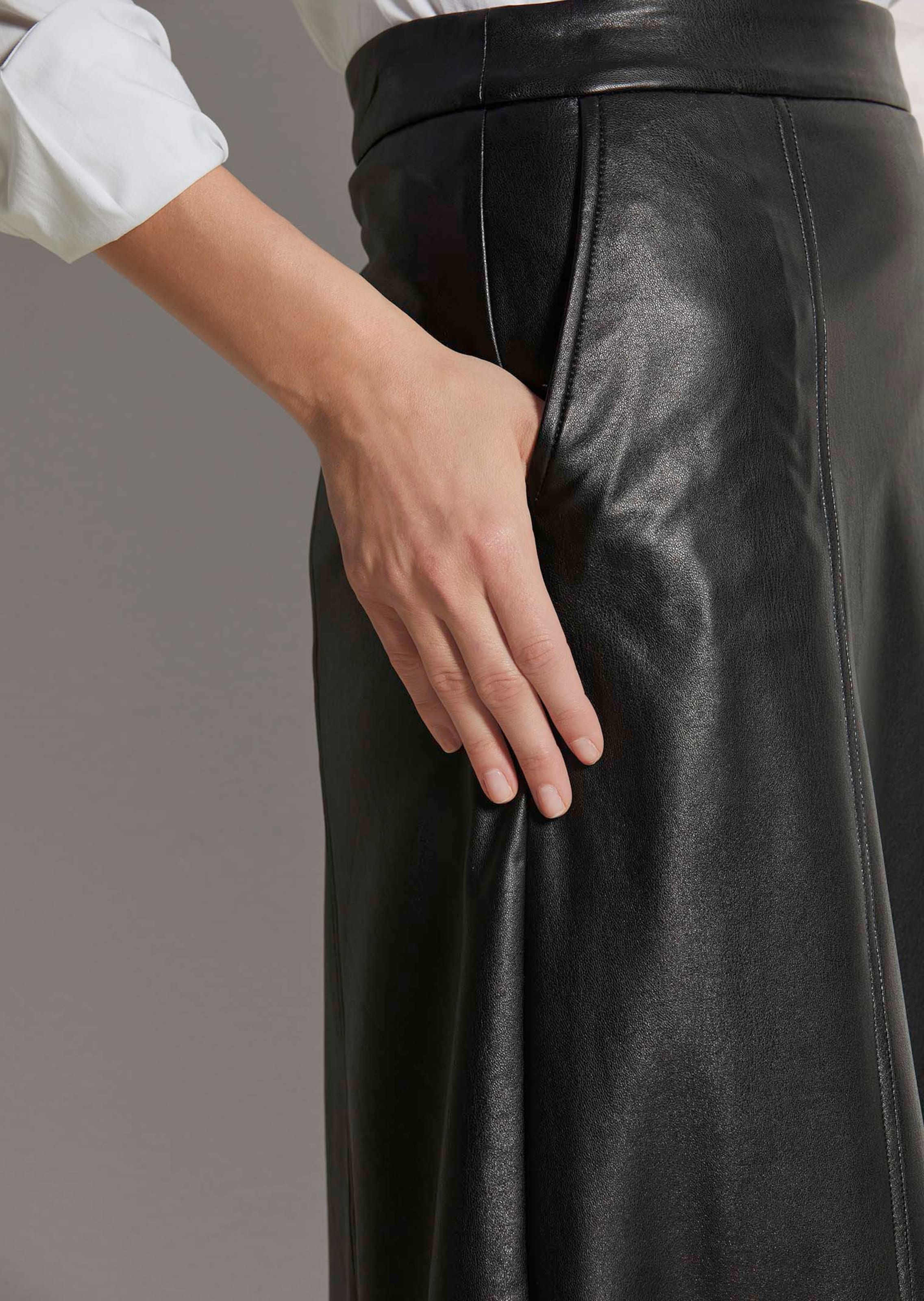 Schwungvoller Rock im Leder-Look in schwarz | MADELEINE Mode