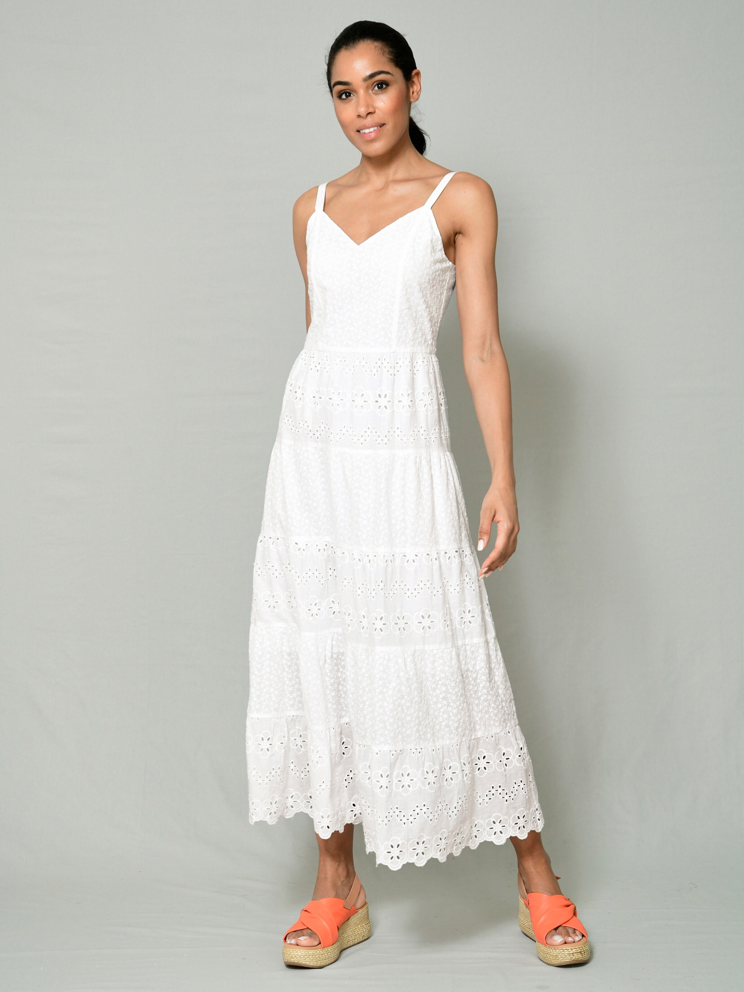 Strandkleid mit schönen Spitzendetails in weiß